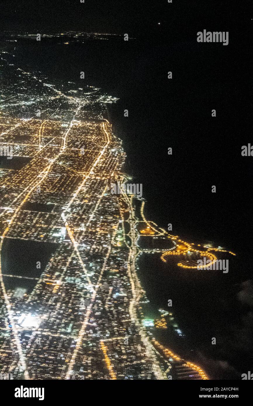 flying over chicago illinois at night Stock Photo - Alamy