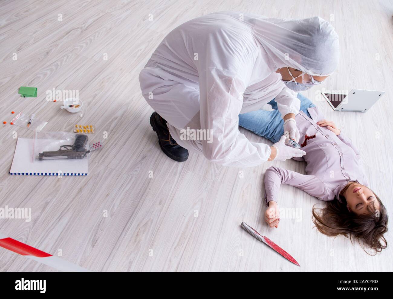 Man woman investigating crime hi-res stock photography and images - Alamy