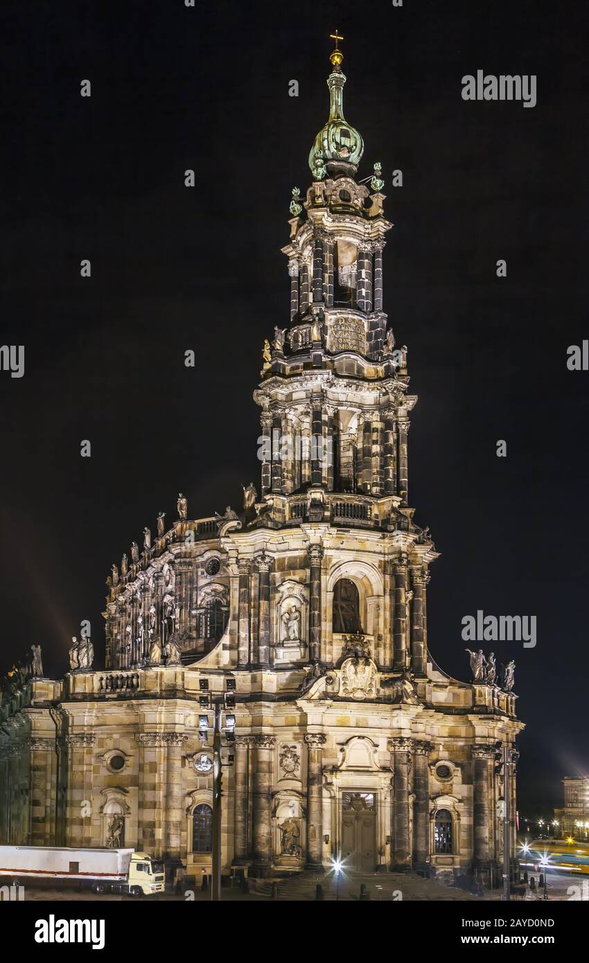 Night cathedral hi-res stock photography and images - Alamy