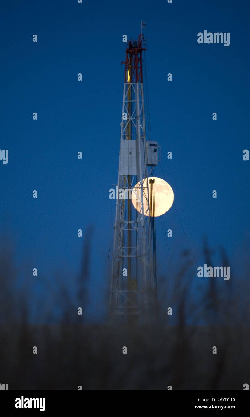 Drilling Rig Night High Resolution Stock Photography and Images - Alamy