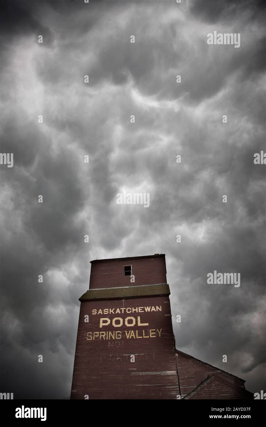 Storm Clouds Saskatchewan Grain Elevator Stock Photo - Alamy