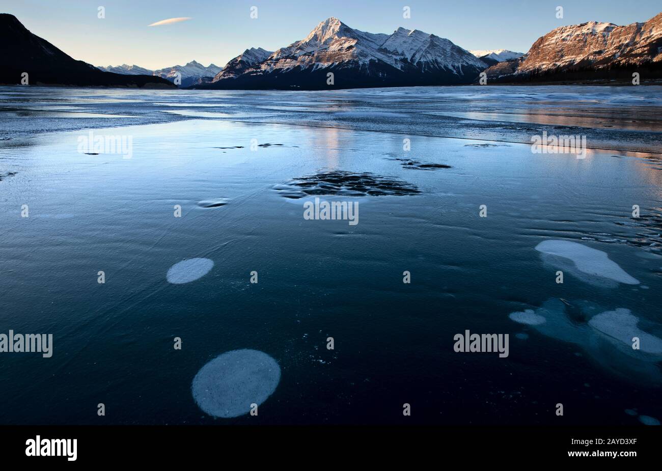 Abraham lake bubbles hi-res stock photography and images - Alamy