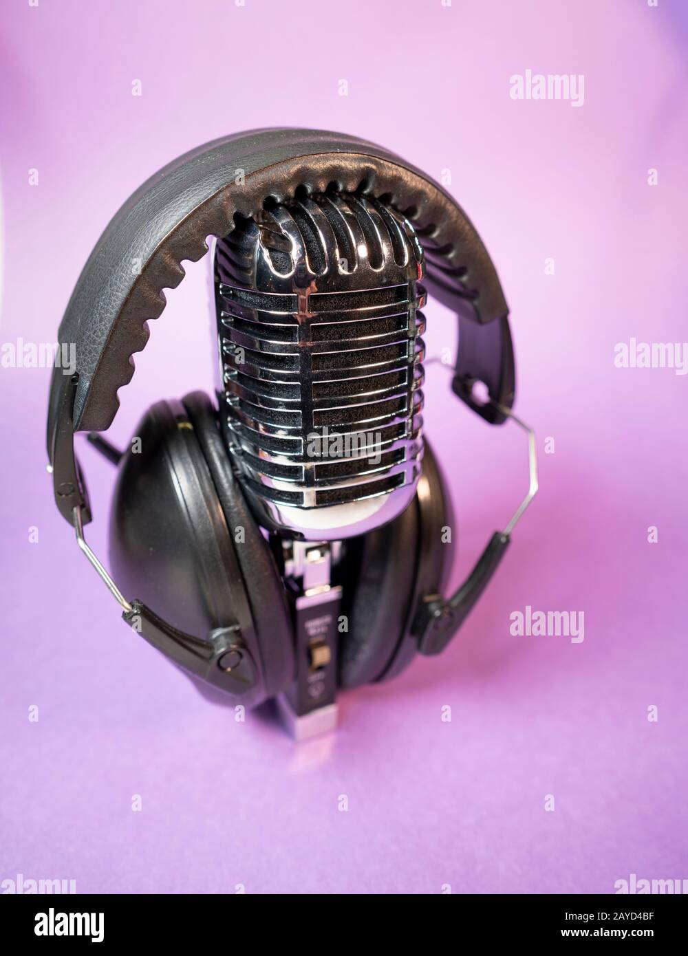 Retro microphone recording gear hi-res stock photography and images - Alamy