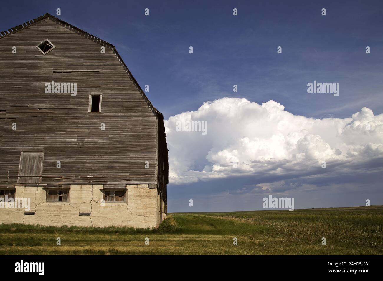 Wooden Barn Canada Stock Photo - Alamy