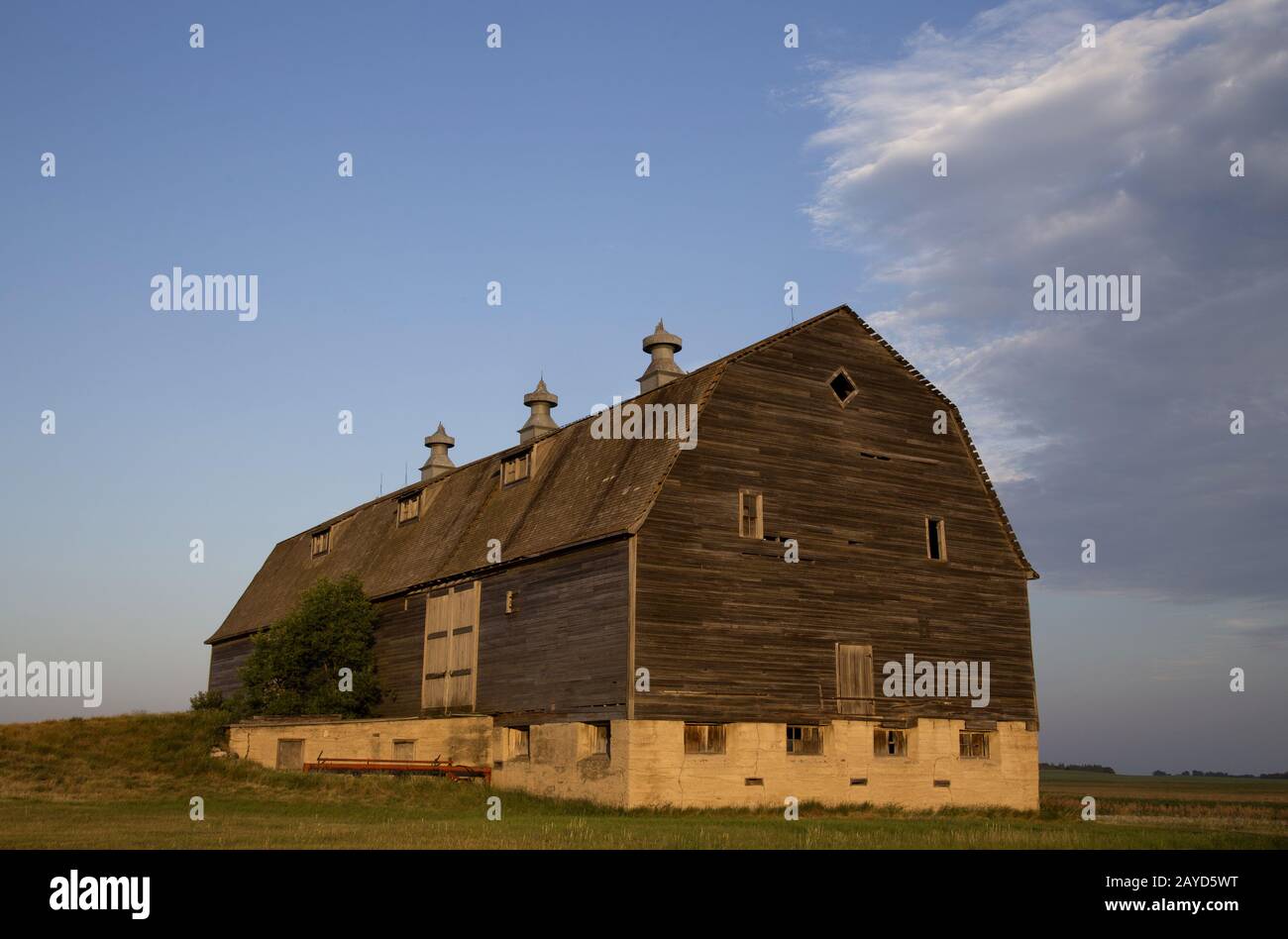 Abandoned barn saskatchewan hi-res stock photography and images - Alamy