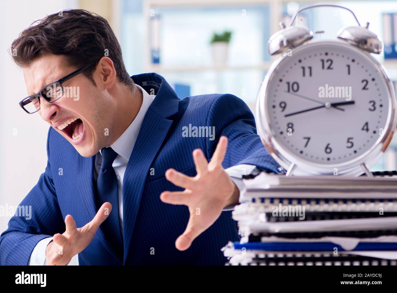 Meet under the clock hi-res stock photography and images - Alamy