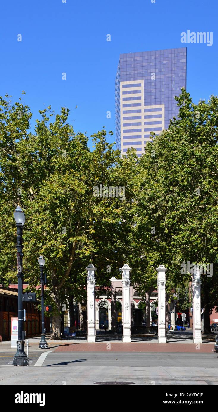 Downtown portland oregon streets hi-res stock photography and images ...