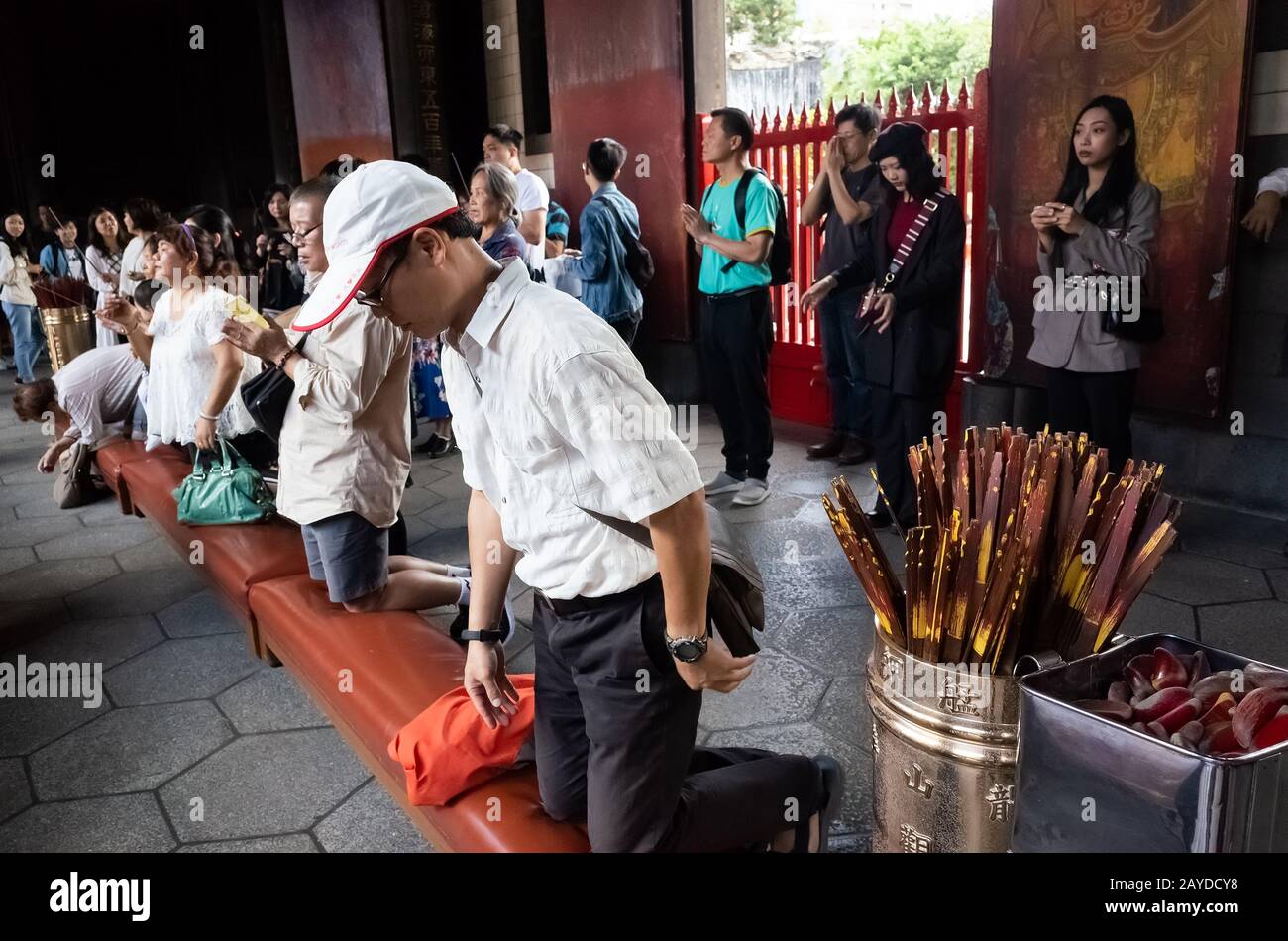 people praying in Lungshan temple Stock Photo - Alamy