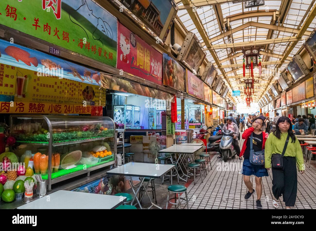 Night street market hi-res stock photography and images - Alamy