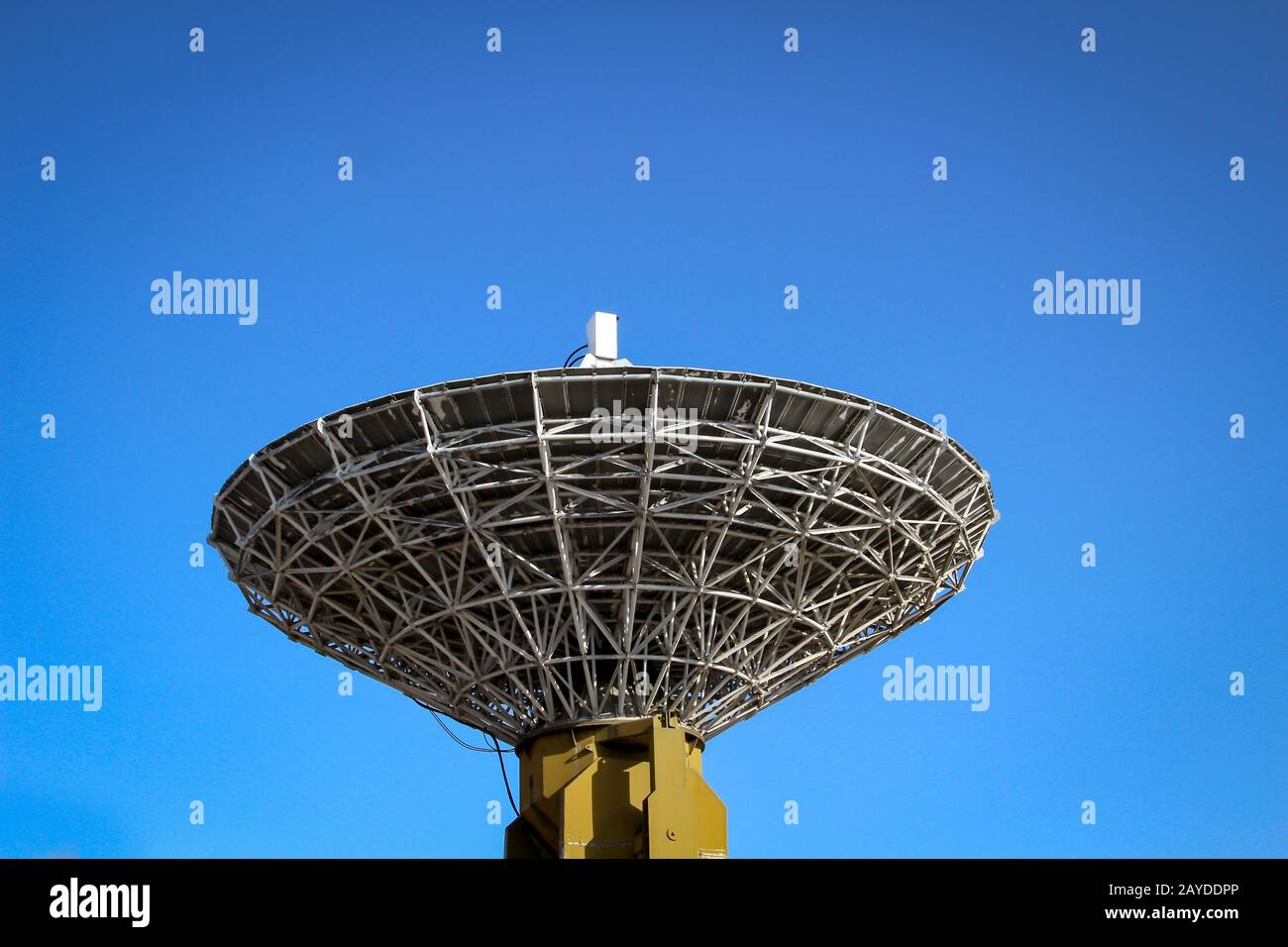Radar dish hi-res stock photography and images - Alamy