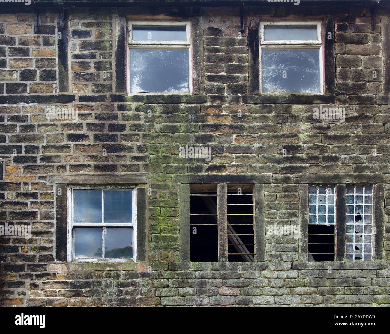 Windows stone house hi-res stock photography and images - Alamy