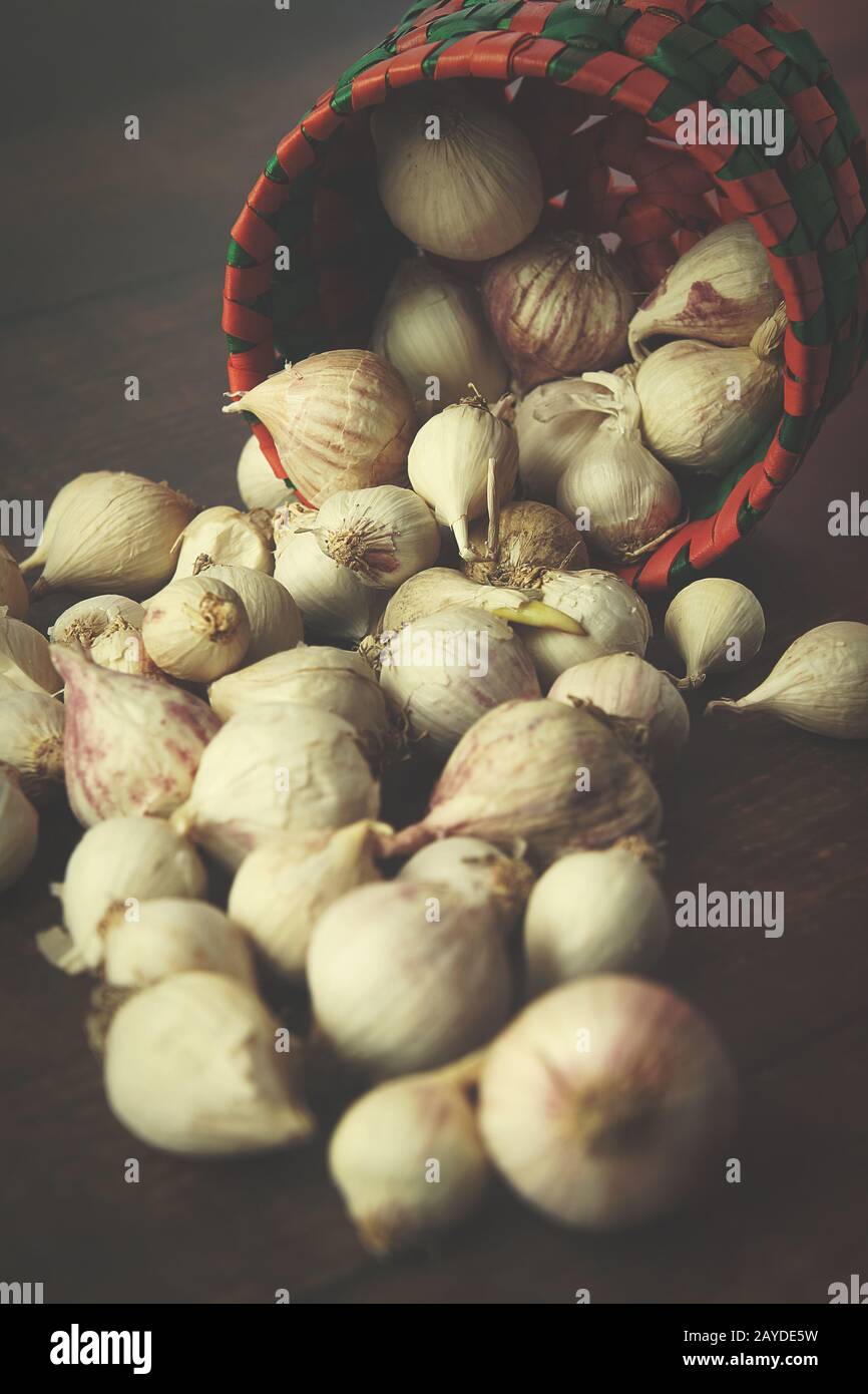 Indian traditional single clove garlics in basket Stock Photo - Alamy