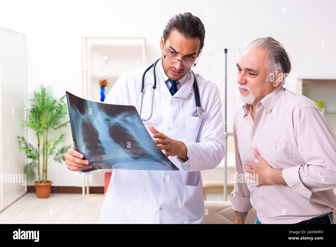 Doctor visiting patient ct scan hi-res stock photography and images - Alamy