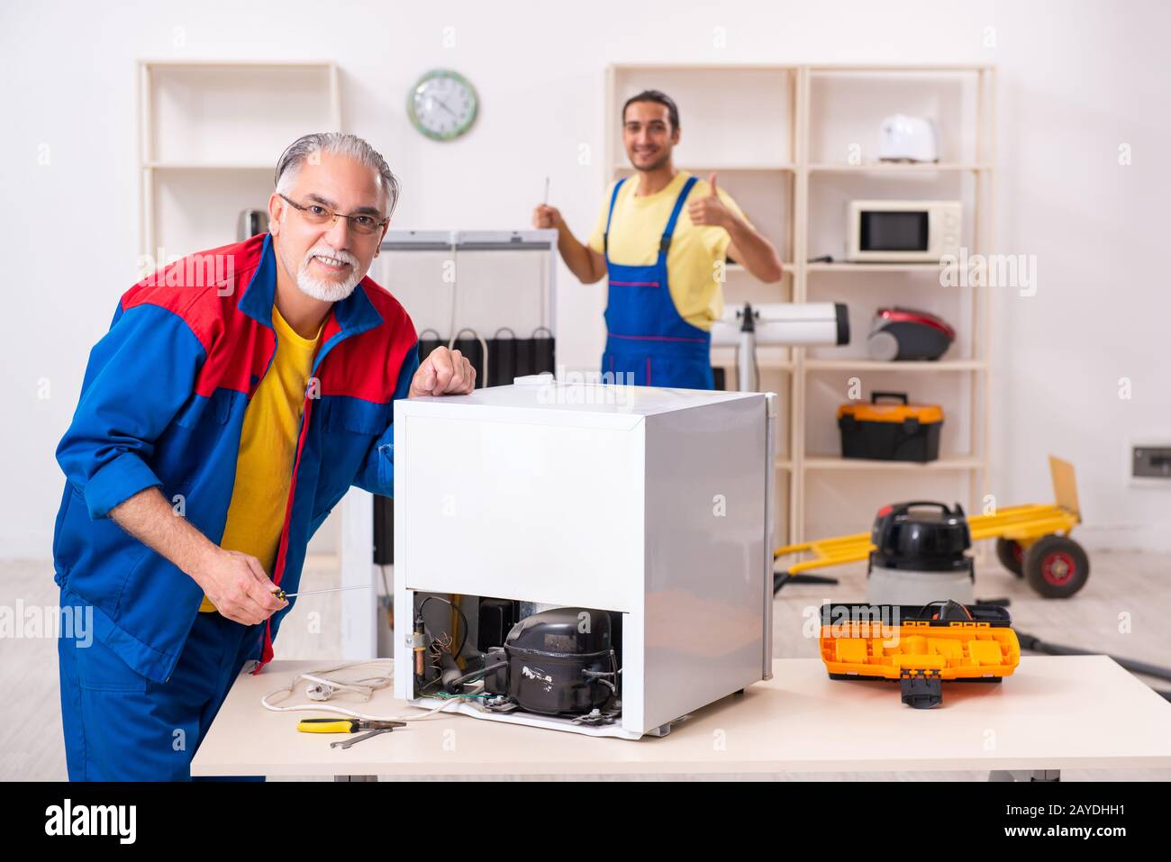 Electrician giving the thumbs up hi-res stock photography and images ...