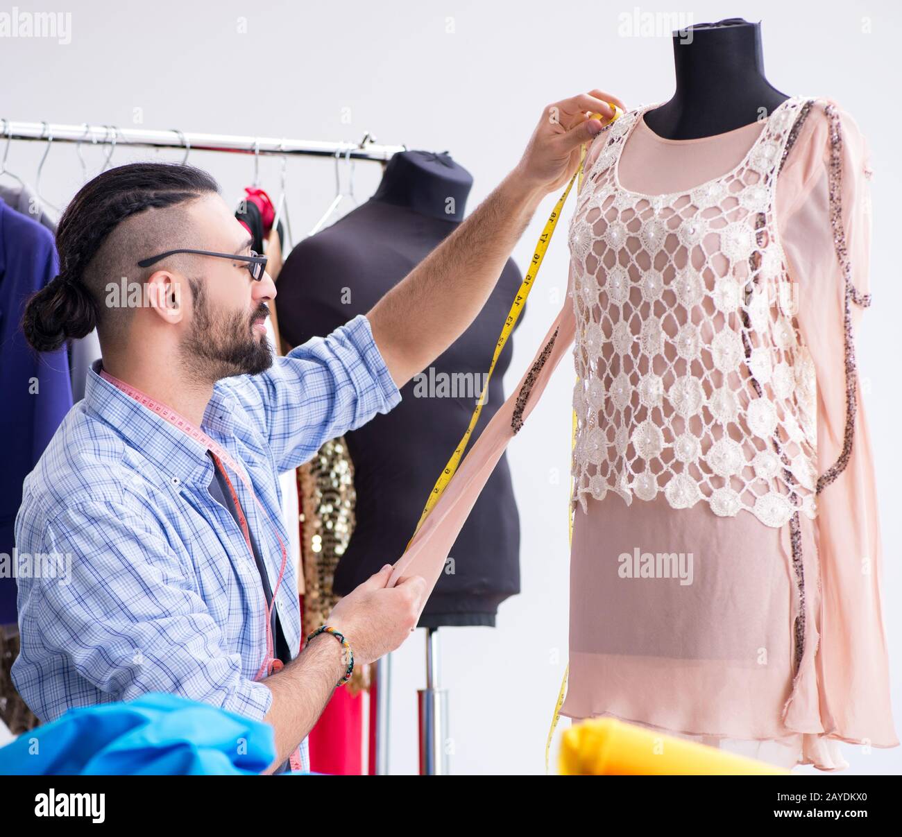 Tailoring designs hi-res stock photography and images - Alamy