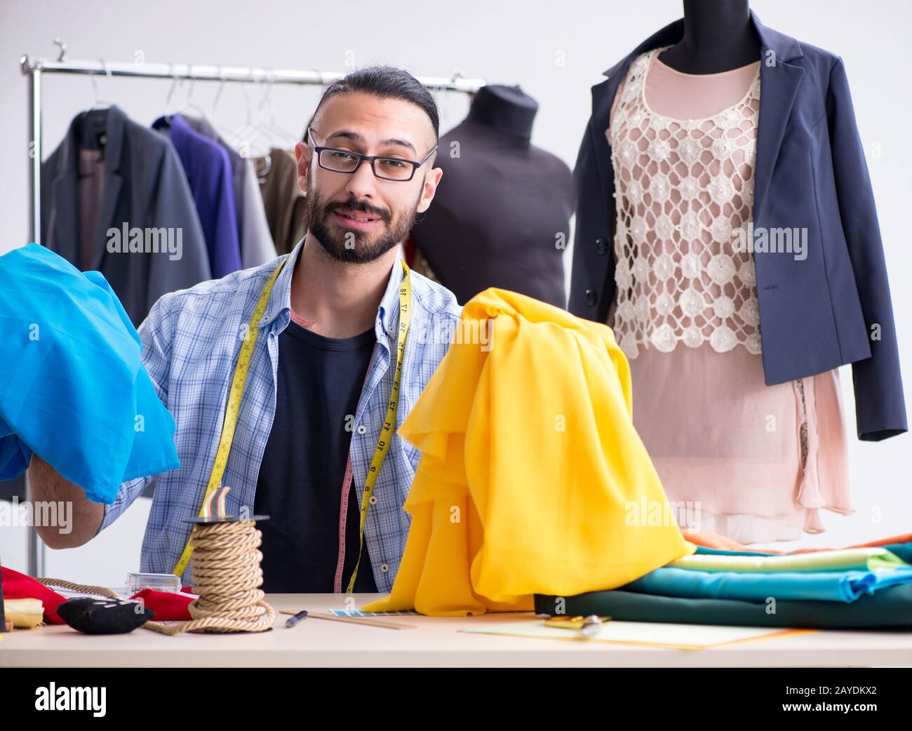 Tailoring designs hi-res stock photography and images - Alamy