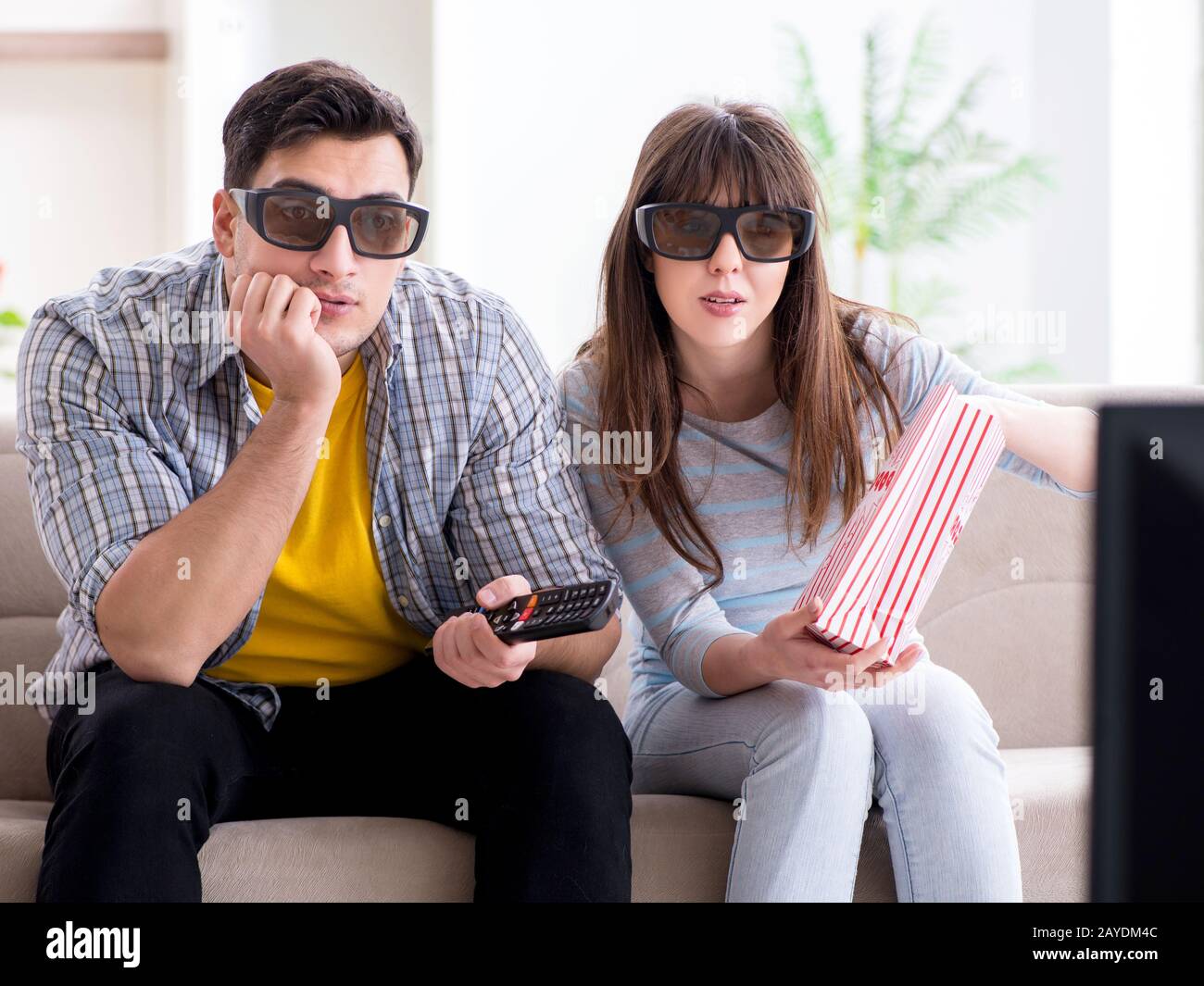 Family watching 3d movie home hi-res stock photography and images - Alamy