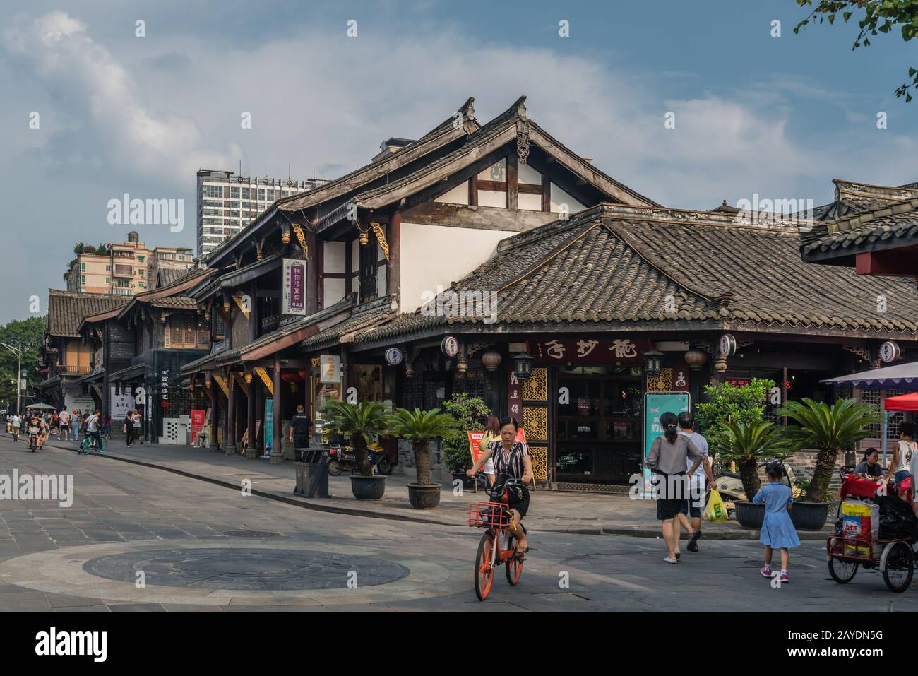 Chinese street scene chengdu hi-res stock photography and images - Alamy