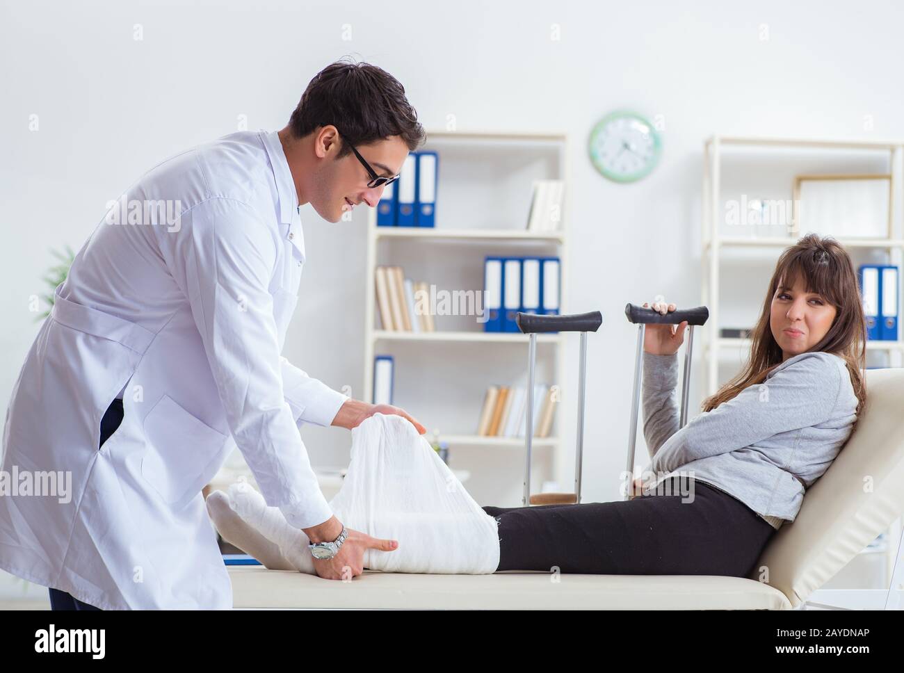 Doctor examining patient with broken leg Stock Photo - Alamy
