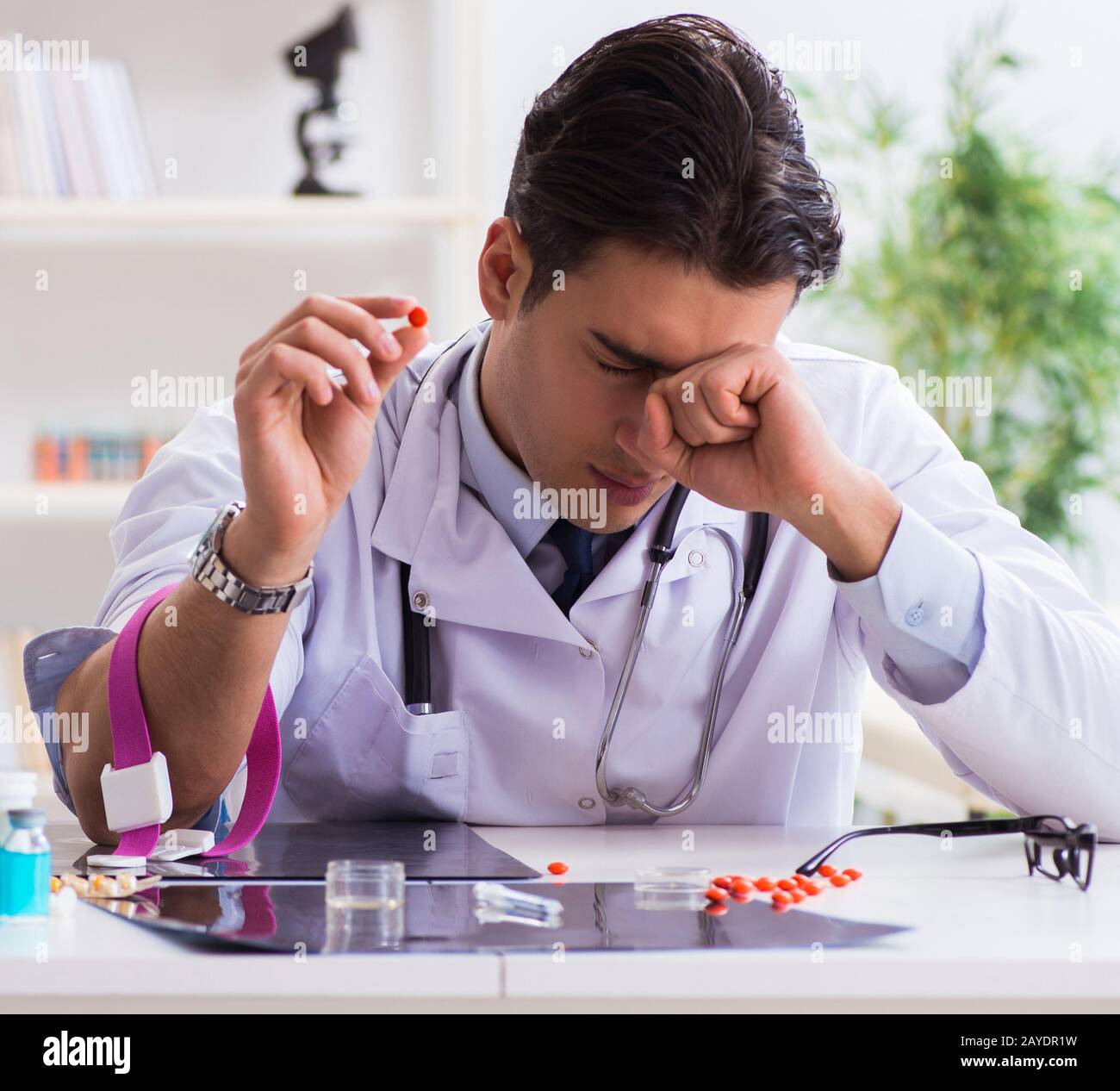 Doctor drug addict in the hospital Stock Photo - Alamy