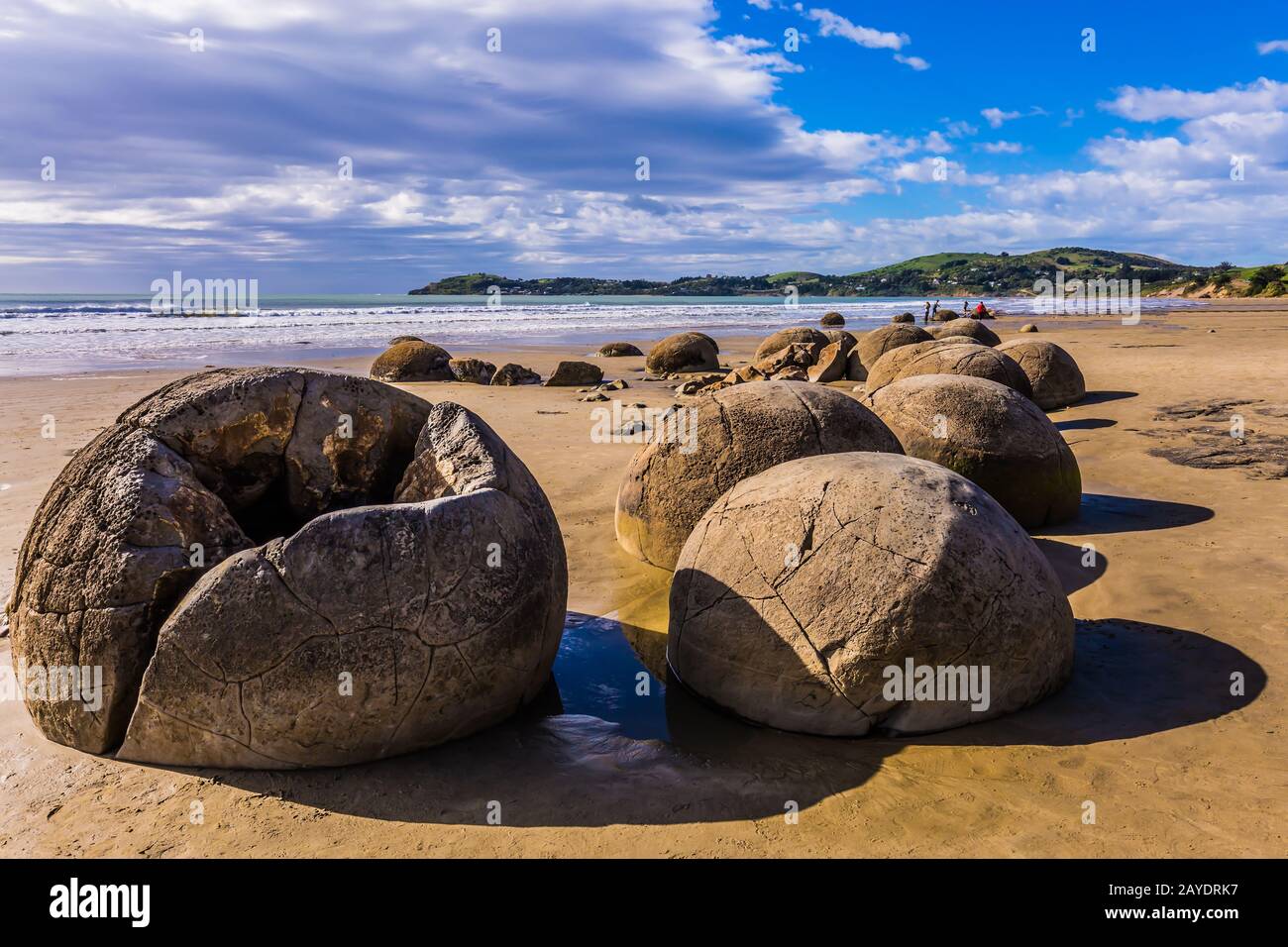 Boulders Moeraki - large spherical boulders Stock Photo - Alamy