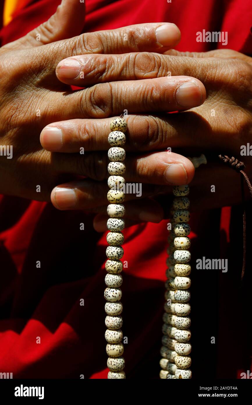 Hand of monk holding buddhist rosary-mala-nenju Stock Photo - Alamy