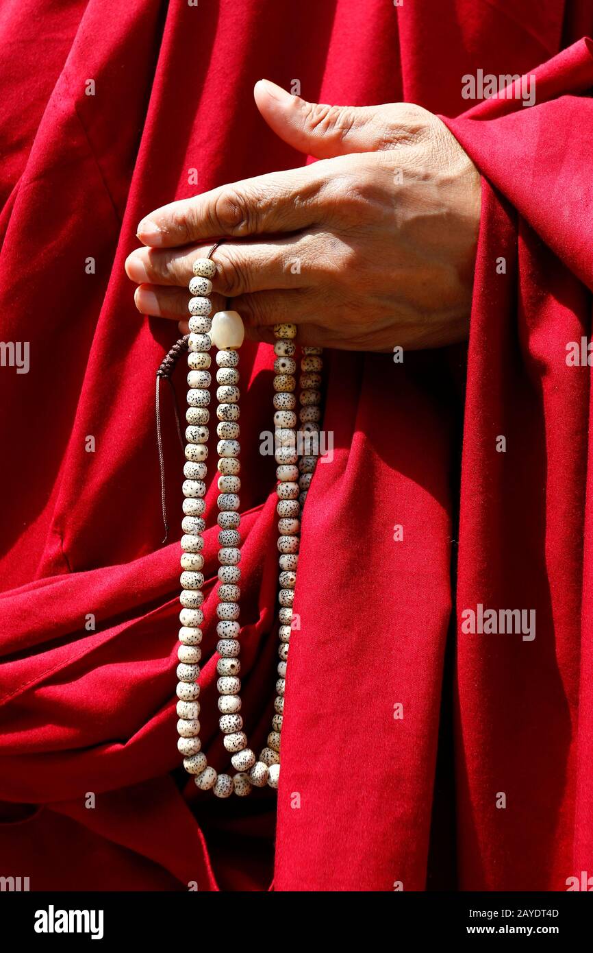 Hand of monk holding buddhist rosary-mala-nenju Stock Photo - Alamy