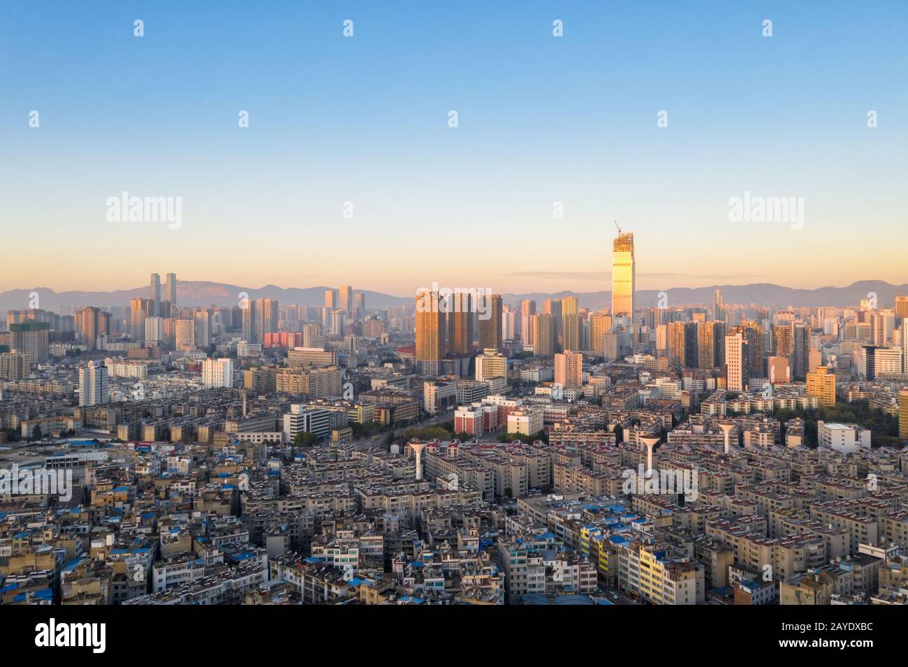 Cityscape in sunlight hi-res stock photography and images - Alamy