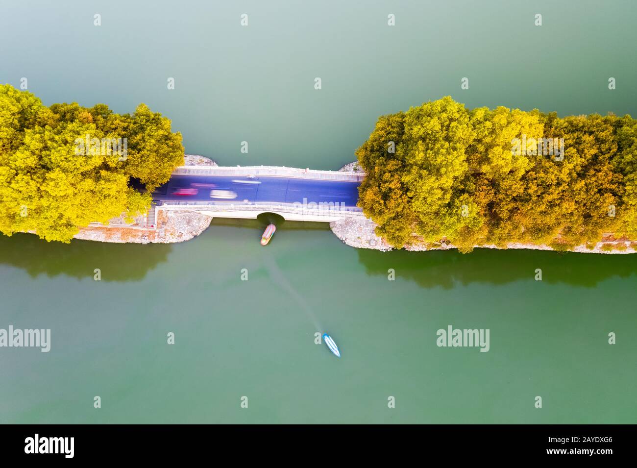 Green embankment hi-res stock photography and images - Alamy