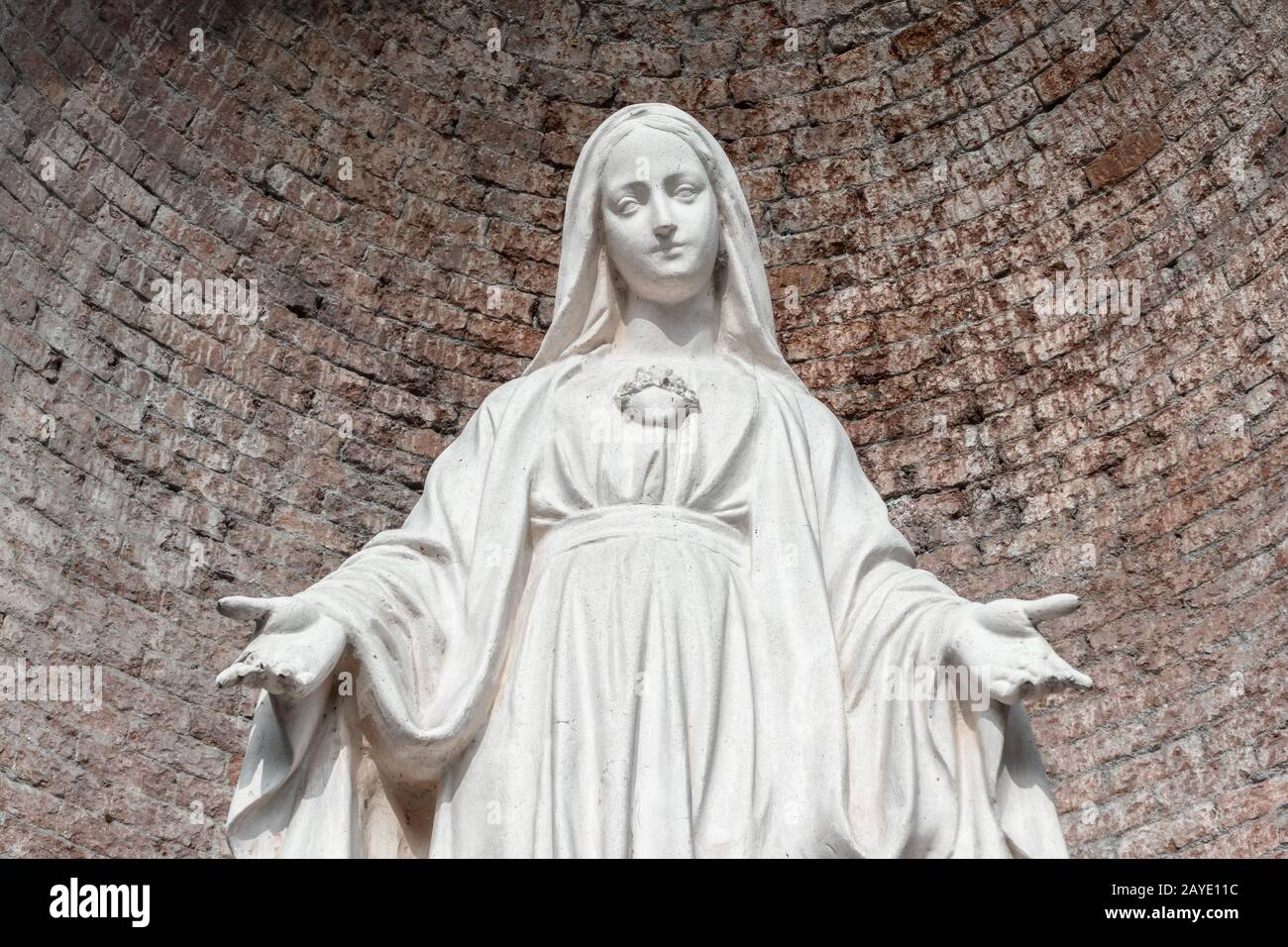 Statue in stone of Virgin Mary Stock Photo - Alamy