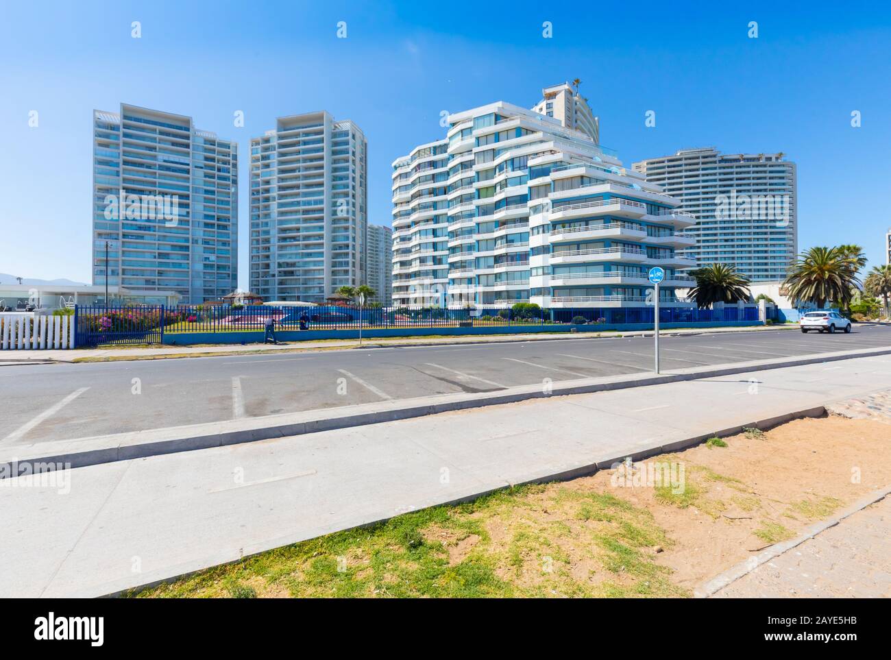 Ocean facing building hi-res stock photography and images - Alamy
