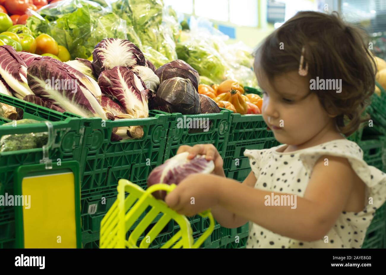 Radicchio grocery store hi-res stock photography and images - Alamy