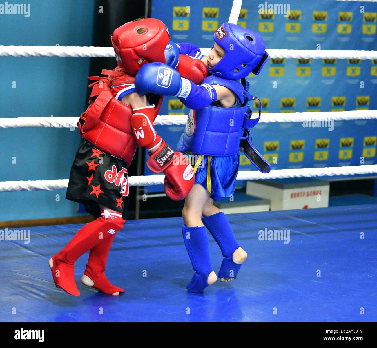Gold boxing gloves hi-res stock photography and images - Alamy