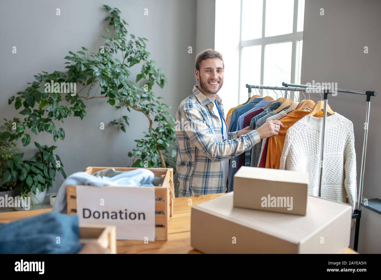 Things box charity man hi-res stock photography and images - Alamy