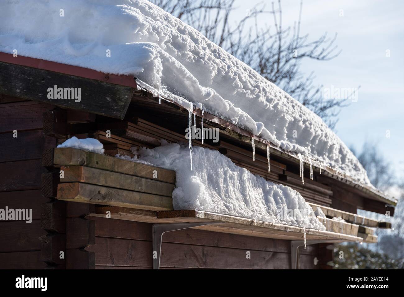 Snow on the house roof hi-res stock photography and images - Alamy