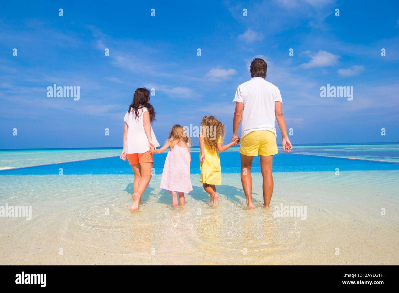 Family back beach hi-res stock photography and images - Alamy