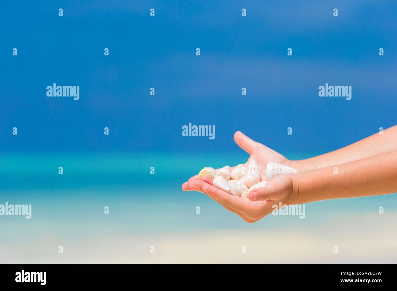 Little girl with seashell hi-res stock photography and images - Alamy