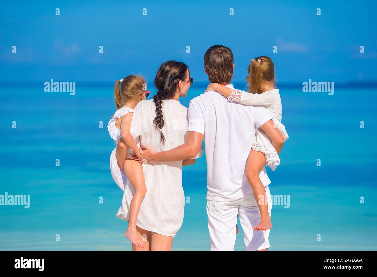 Family back beach hi-res stock photography and images - Alamy