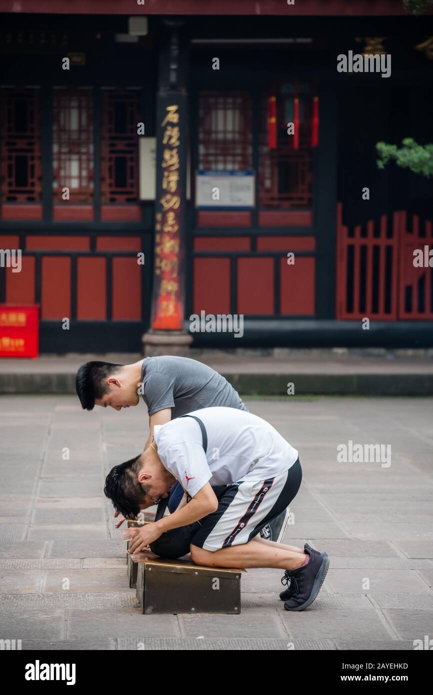 Asian people bowing hi-res stock photography and images - Alamy