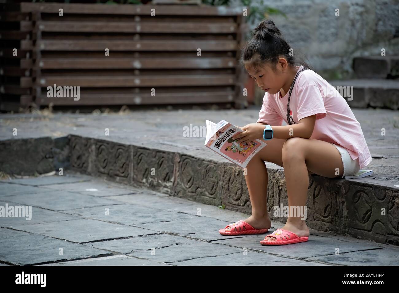 Child reading chinese book hi-res stock photography and images - Alamy