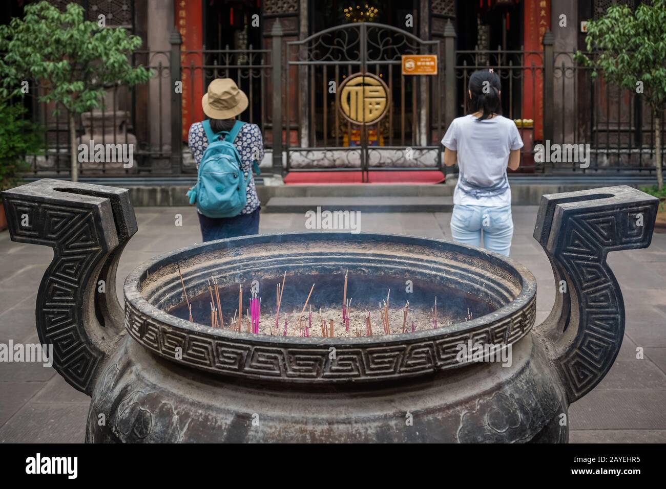 Incense praying pot chinese hi-res stock photography and images - Alamy