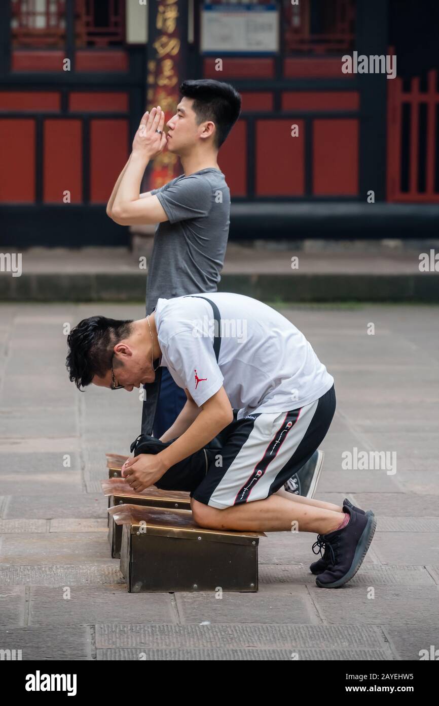 People praying in Wenshu Monastery Stock Photo - Alamy