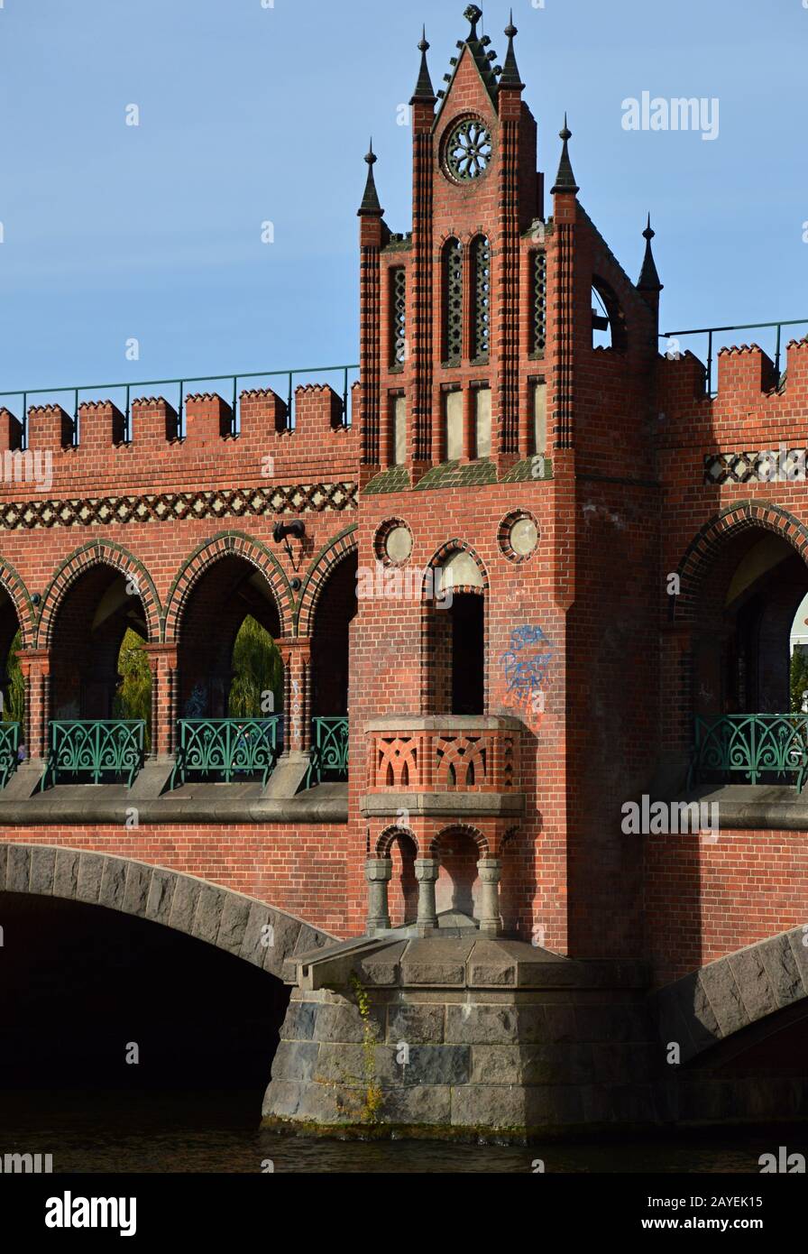 Oberbaum Bridge, Friedrichshain / Kreuzberg, Berlin Stock Photo - Alamy