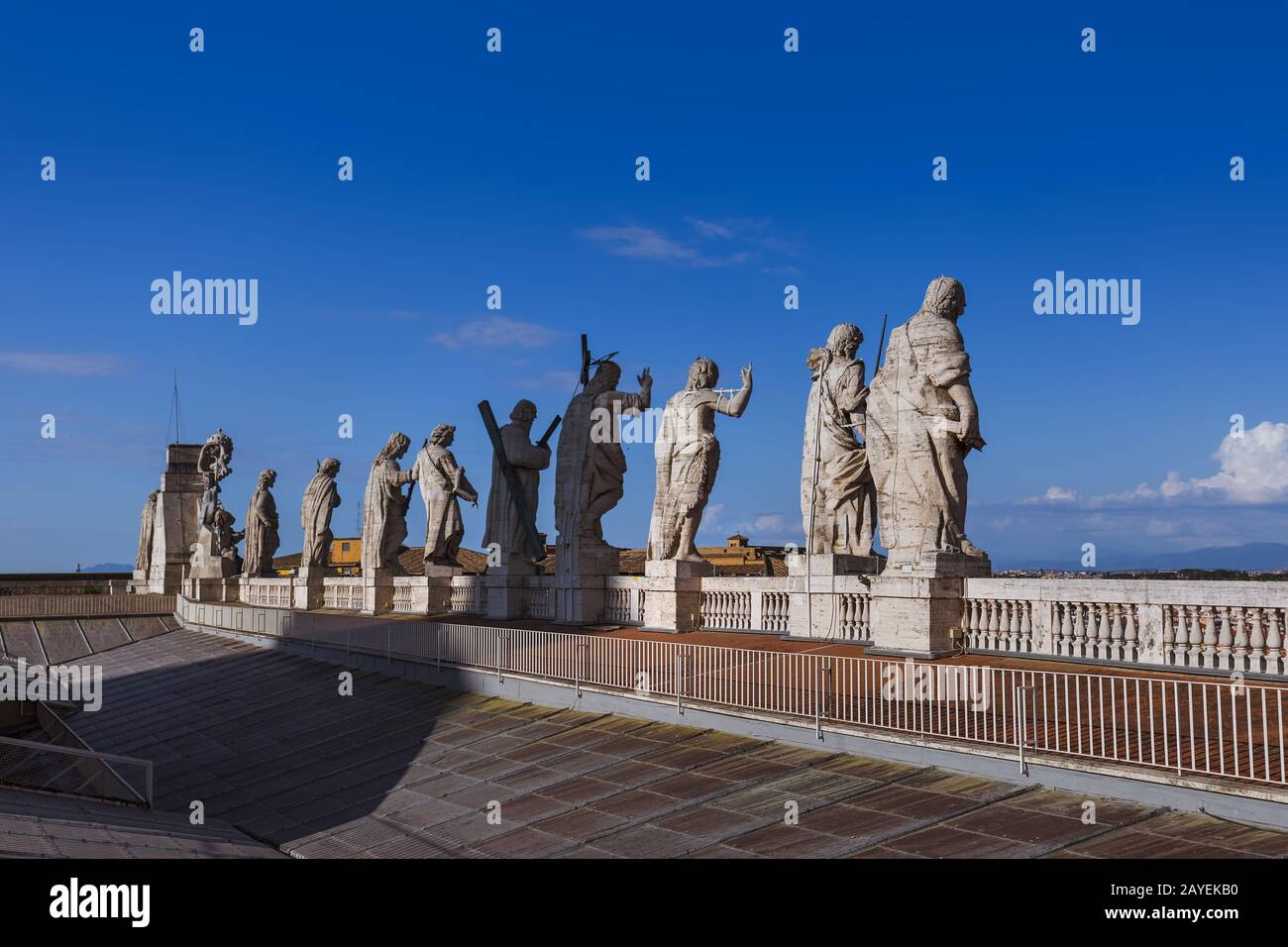 Statue at basilica hi-res stock photography and images - Alamy