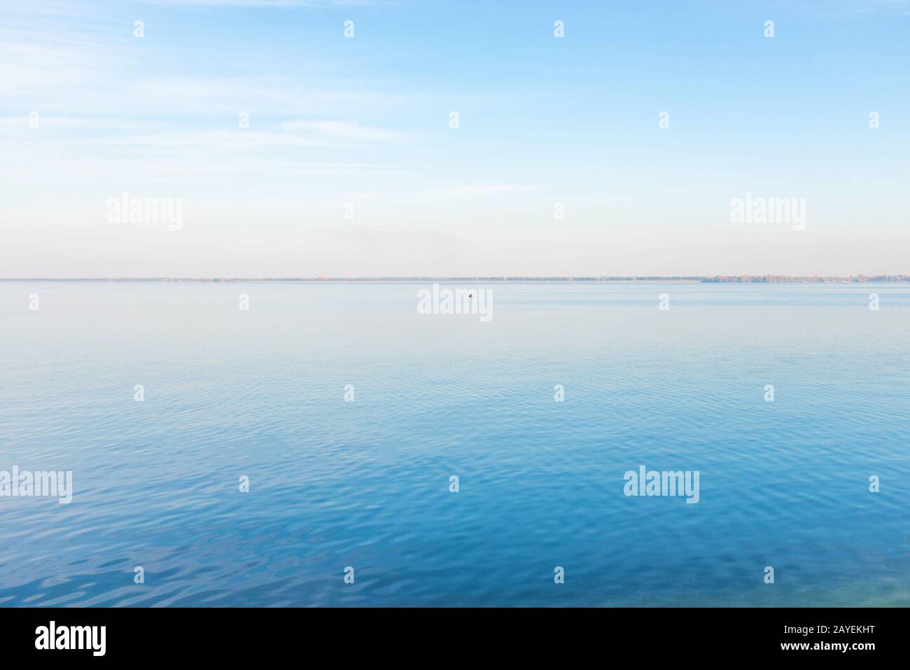 Calm water landscape hi-res stock photography and images - Alamy