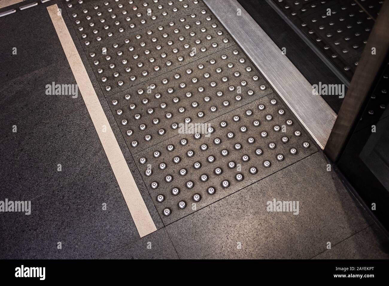Platform screen doors hi-res stock photography and images - Alamy