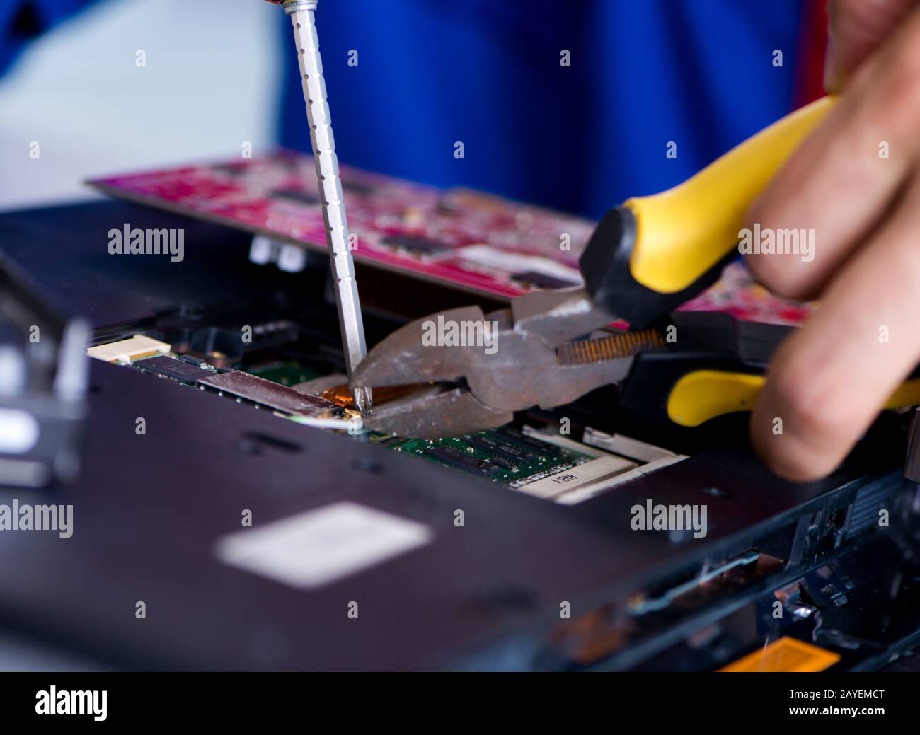 Repairman working in technical support fixing computer laptop tr Stock ...