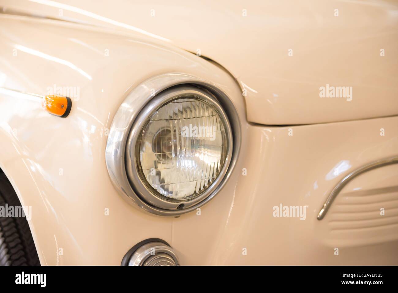 Vintage car headlight hi-res stock photography and images - Alamy