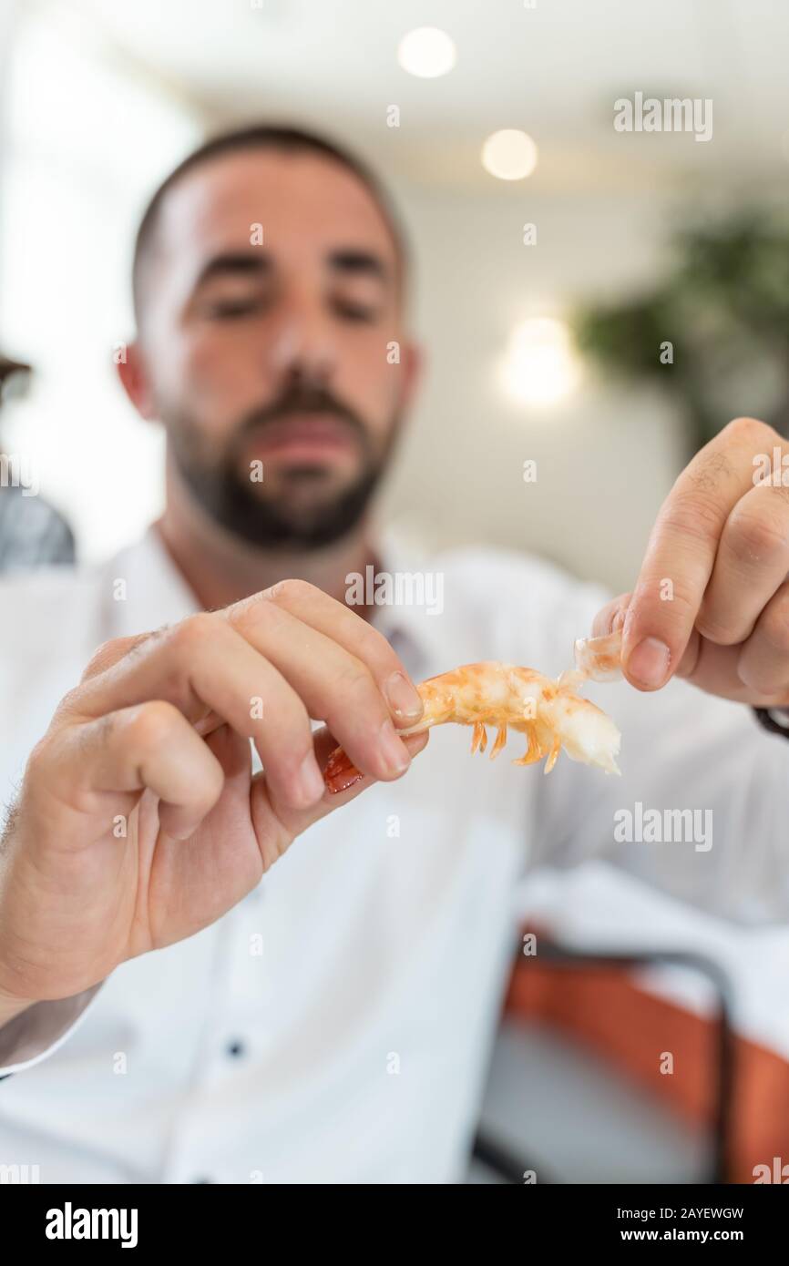 Peeling prawns hi-res stock photography and images - Alamy