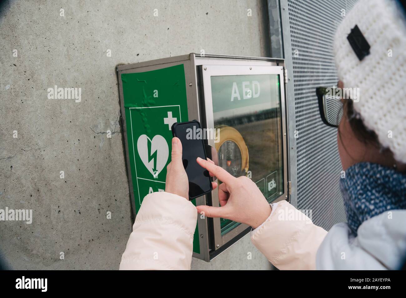 medicine cardiopulmonary resuscitation emergency call. Caucasian woman ...